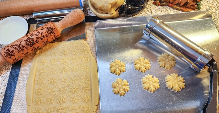 Pastel Snowflakes Cookies -with Cookie Press & Embossed Rolling pins ...
